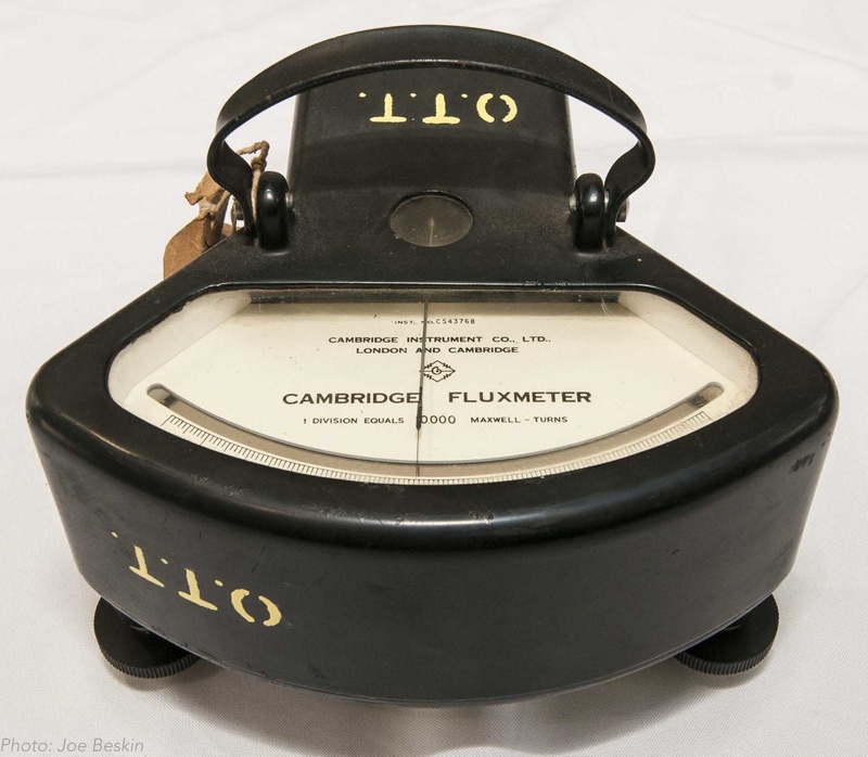Fluxmeter cable instrument in black metal box, Cambridge Instrument Ltd ...