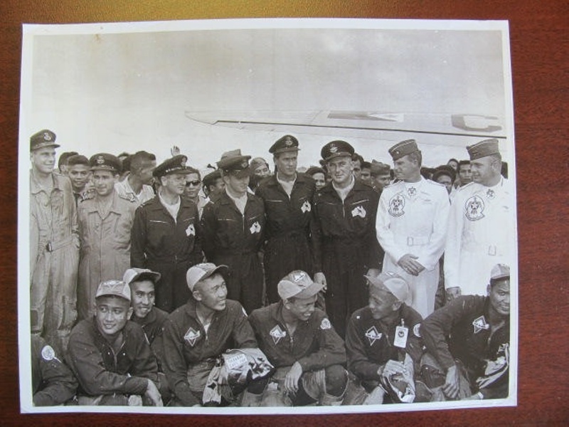 Personnel of the 78 Wing Aerobatic team and USAF 'Thunderbirds' team ...
