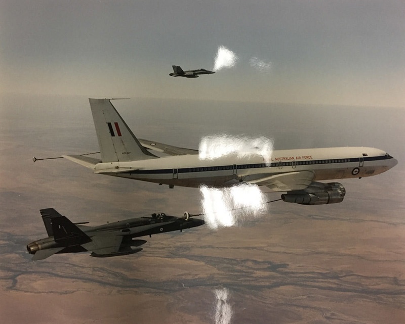 Photograph - RAAF FA/18 Hornet refuelling from RAAF Boeing 707 A20-627 ...