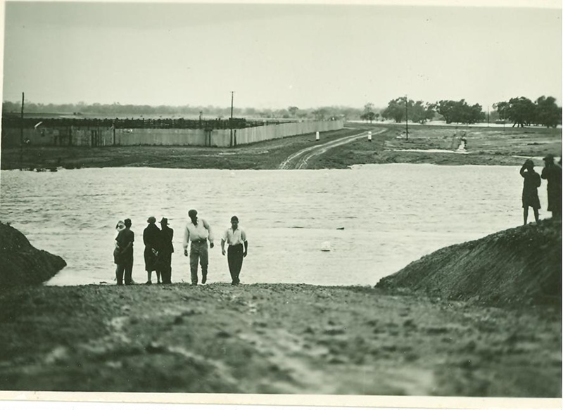 Station Creek in flood, Hughenden, 1930s; Unidentified; 1930s; 2012-41 ...