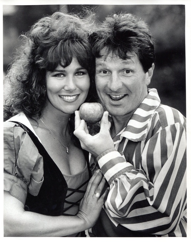 PHOTO PANTO CHRISTMAS PRESS LAUNCH SNOW WHITE LINDA LUSARDI STU FRANCIS ...