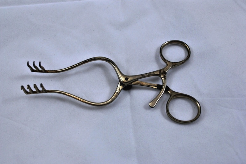Wound Retractor; Moring, London; 2013.4 on eHive