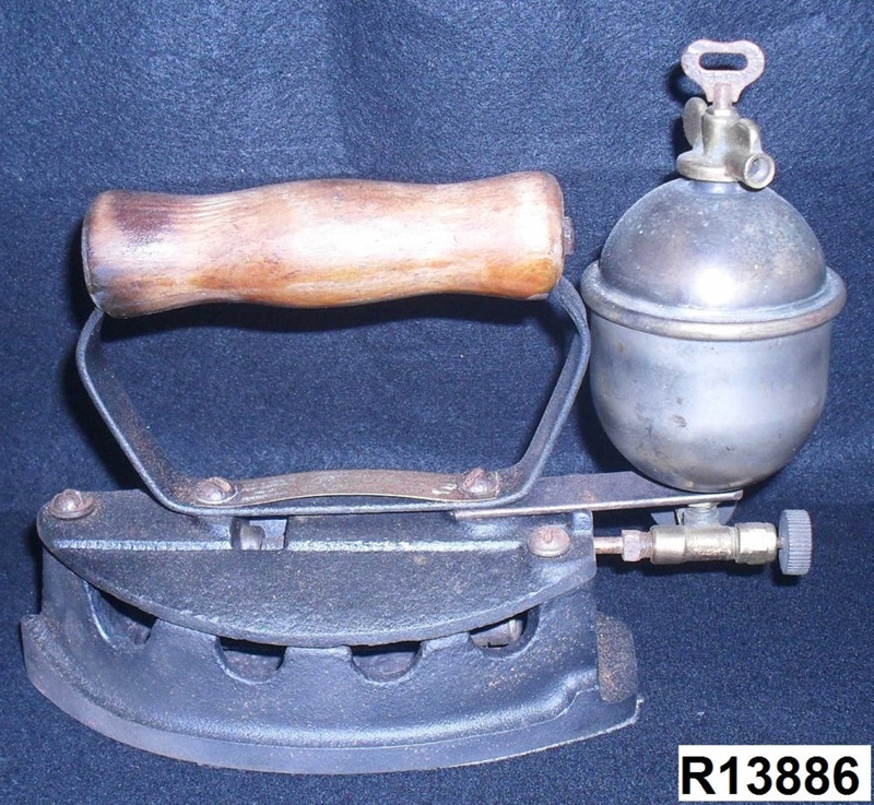 Iron, kerosene, Royal Model B; Royal Iron Co.; R13886 | eHive