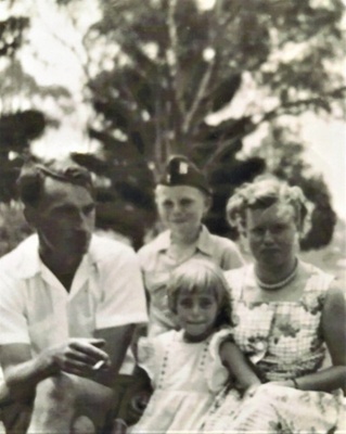 Photograph of Schipp family at Cleveland-Redland Bay Road, Pinklands ...