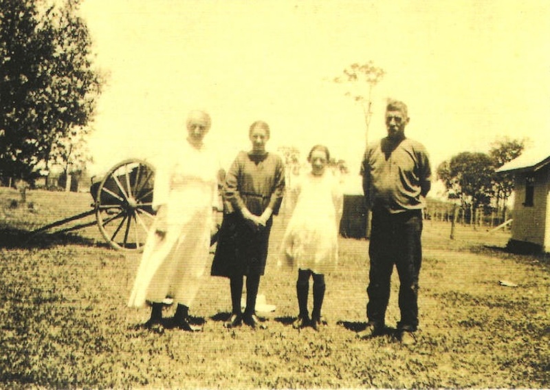 Photograph of Willard Family group at Thorneside Dairy Farm; about 1917 ...