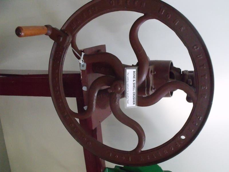 Crusher - bone and shell, Mann's; V.W. Mann & Co; R01110 | eHive