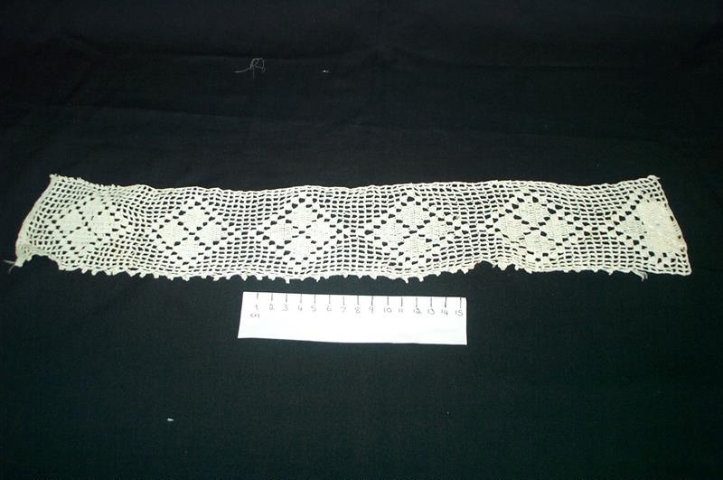 Crochet sample, diamond pattern ; R02096 | eHive