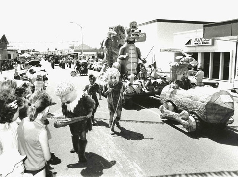 Photograph of the Wynnum Spring Parade Procession 1986, including ...
