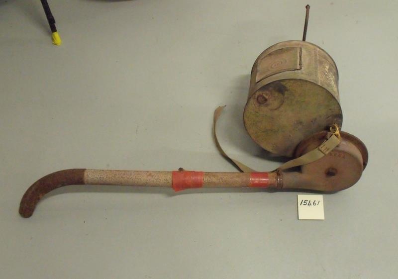 Crop duster, Manually operated; Rega Products Ltd.; 1940s; R15461 | eHive