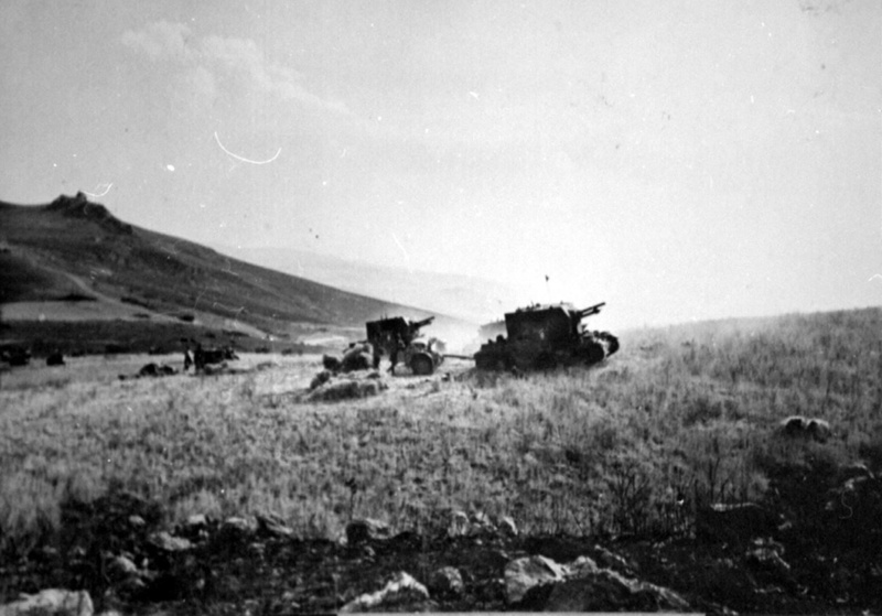 Bishop SP tanks on the move; Unknown; 1940; 6099 | eHive