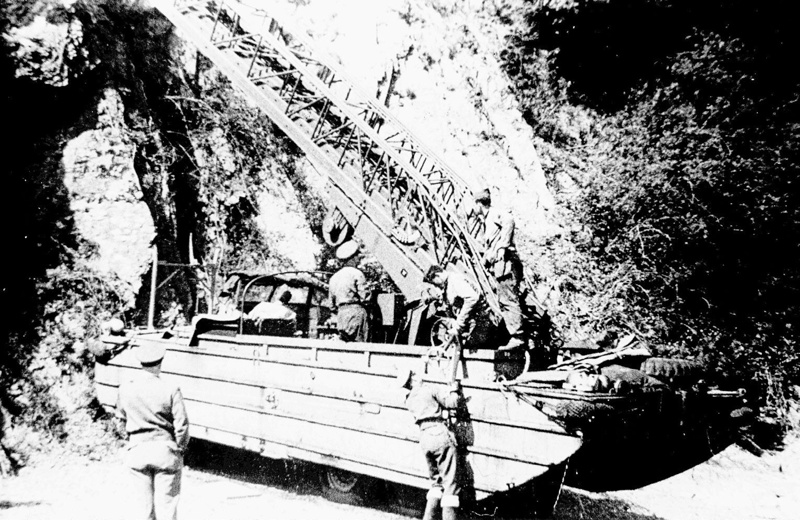 Combined Operations Experimental Establishment testing equipment; 1939 ...