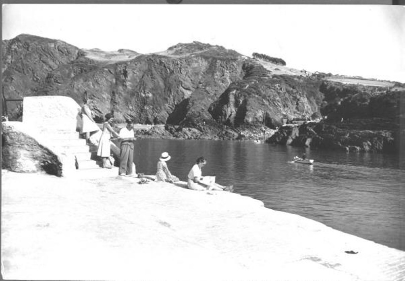 Ilfracombe Pier and Quay Head: Holidaymakers c.1939; 1939; 27-7559 | eHive Ilfracombe Pier and Quay Head: Holidaymakers c.1939; 1939; 27-7559 | eHive
