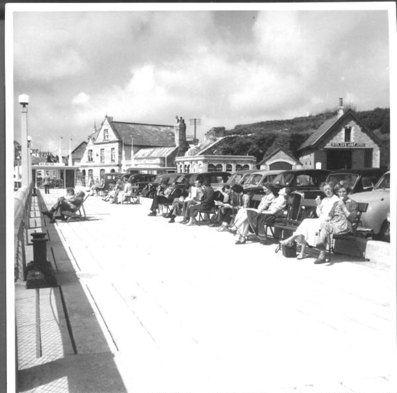 Ilfracombe Pier and Quay Head: Holidaymakers 1950s; 1950s; 27-7558 | eHive Ilfracombe Pier and Quay Head: Holidaymakers 1950s; 1950s; 27-7558 | eHive