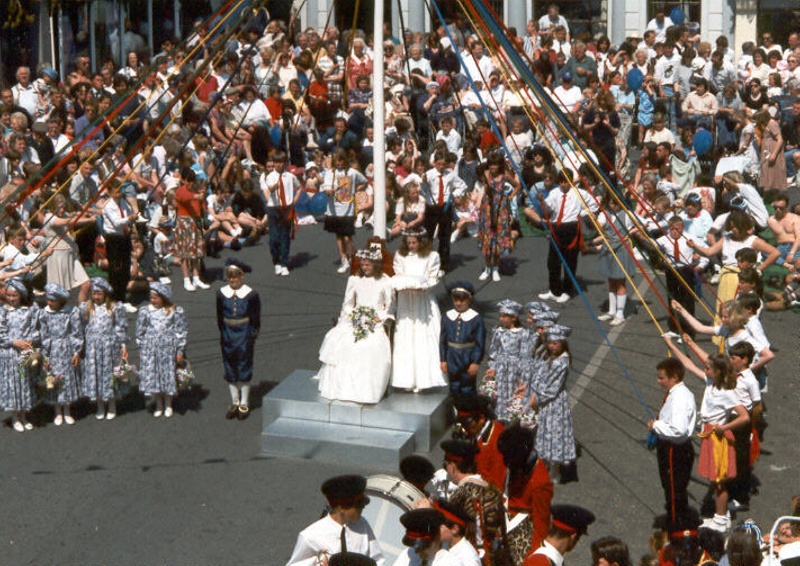 Crowning the May Queen 1995; 1995; 915 | eHive