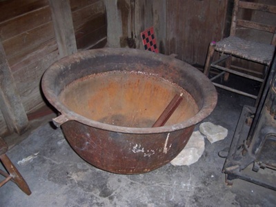 Cast iron butcher kettle; HH0018 | eHive