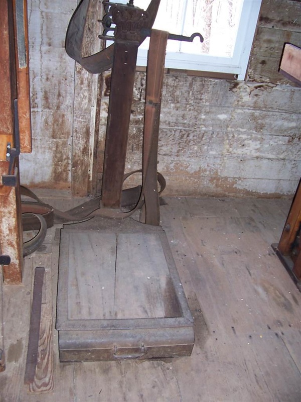 Rusty platform scale; ML0027c | eHive