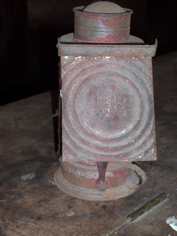 Tin oil lamp; HH0020 | eHive