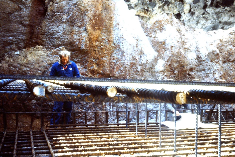Construction of a transverse beam, Hart shaft, Beaconsfield Gold Mine ...
