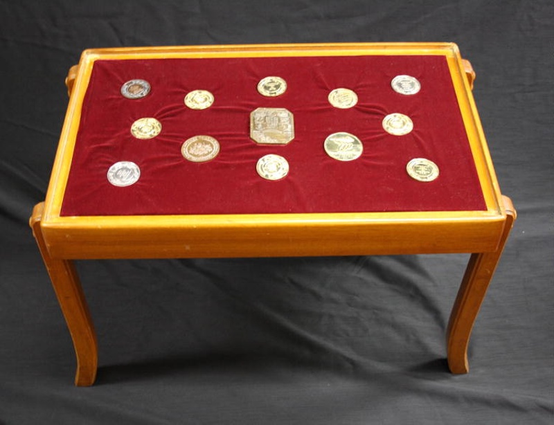 Display table with swimming medallions, wood/glass/metal; 1936-1938 ...