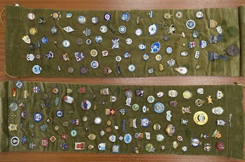 Set of curling pin-badges; MC432 | eHive