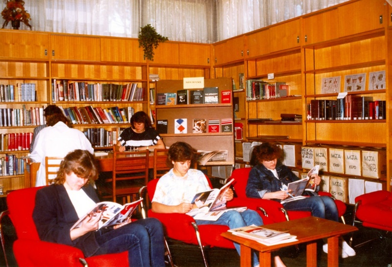 Nurse: Nursing students in Library; Ca 1980; AR#10541 | eHive