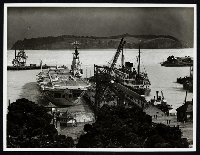 The aircraft carrier HMAS 'Sydney' (R17/A214/P214/L134), berthed at ...