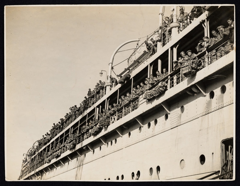 Soldiers line the railings of the troopship 'Andes' in Lyttelton 1940 ...