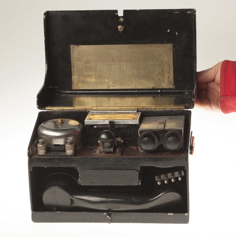 Field telephone; Standard Telephones and Cables Pty Ltd; 1941; NAVY ...