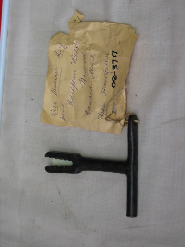 Wire strainer key; 08-3717 | eHive