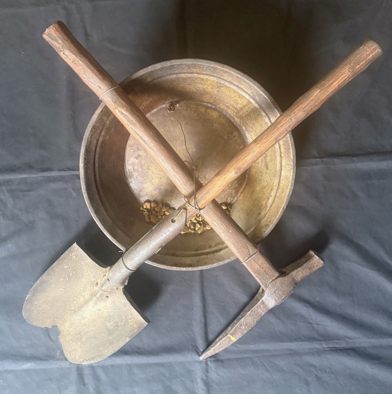 Gold pan, pick shovel trophy ; 2026.30 | eHive