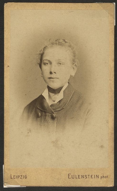 Studio portrait of a girl; Eulenstein; 2022.82:48 | eHive