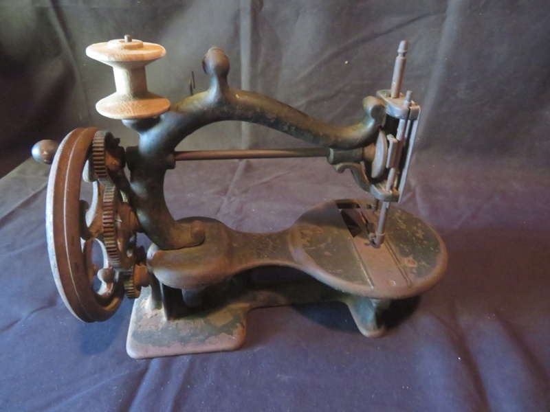 Hand sewing machine ; 89.215 | eHive
