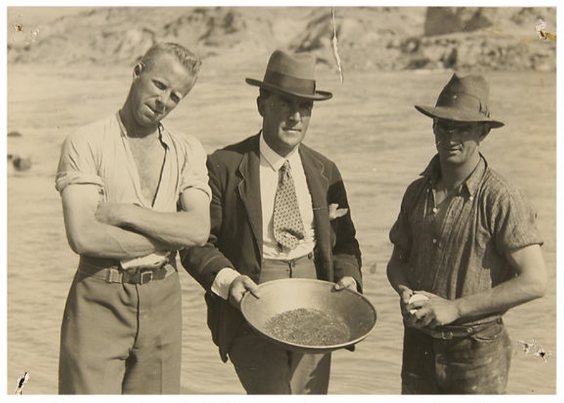 Photograph, Wash up at Bell Hooper Mine, Kawarau River; c.1932; CR1985 ...