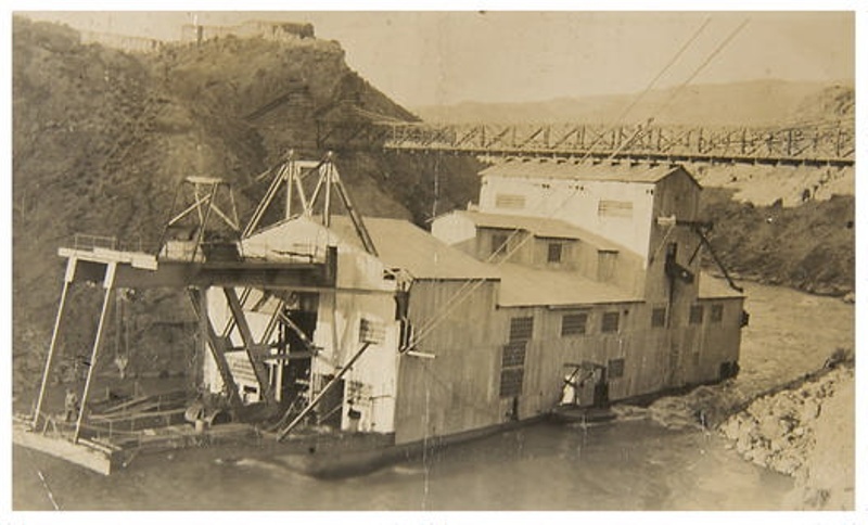 Photograph, Molyneux Dredge under Bannockburn Bridge; 1942; CR1985.435 ...
