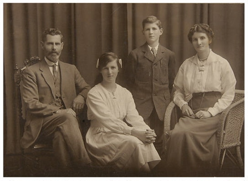 Photograph, Mr R.D. Polson and family; Kapai Studio, Dunedin; CR1985 ...