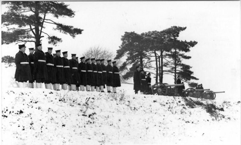 Photograph of the saluting guns crews of 177 class, 40 mess, Drake ...
