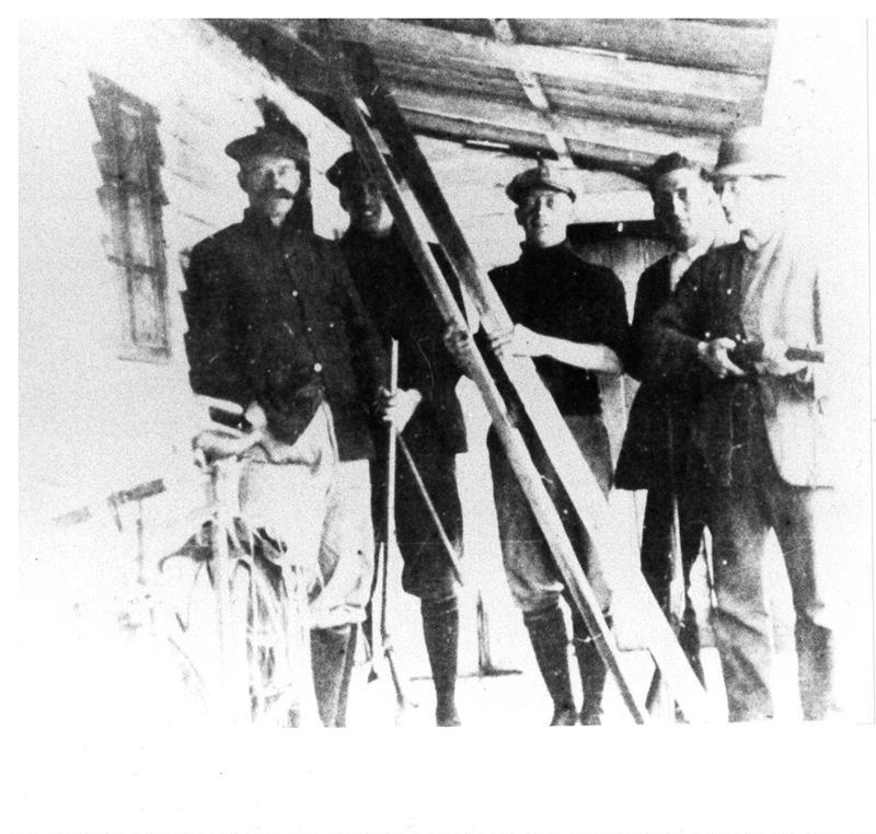 Skiers & stockmen under the veranda of Napthalis Snowy Plains house in ...