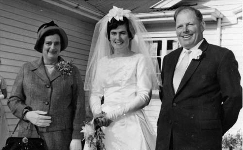 Trixie Thomas on left, ex Roger Gilbertt; EHS-3264 | eHive