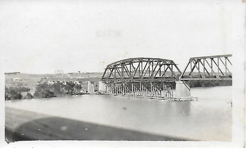 Photo of Construction of the new Rail Bridge, Murray Bridge, 1922.; H B ...