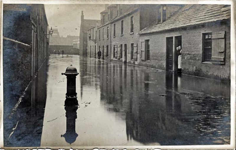 Postcard, unlabelled, showing Ilford with the River Roding in flood ...