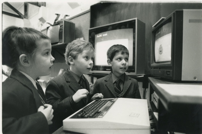 Preparatory School - Year 1 students on computers, 1992; 1992/16 | eHive