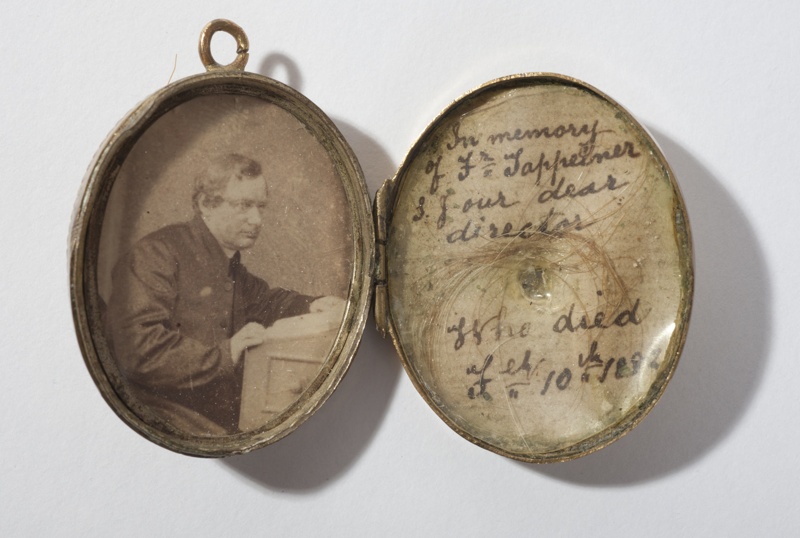 Mourning Locket with hair Father Tappeiner; 94.116 | eHive
