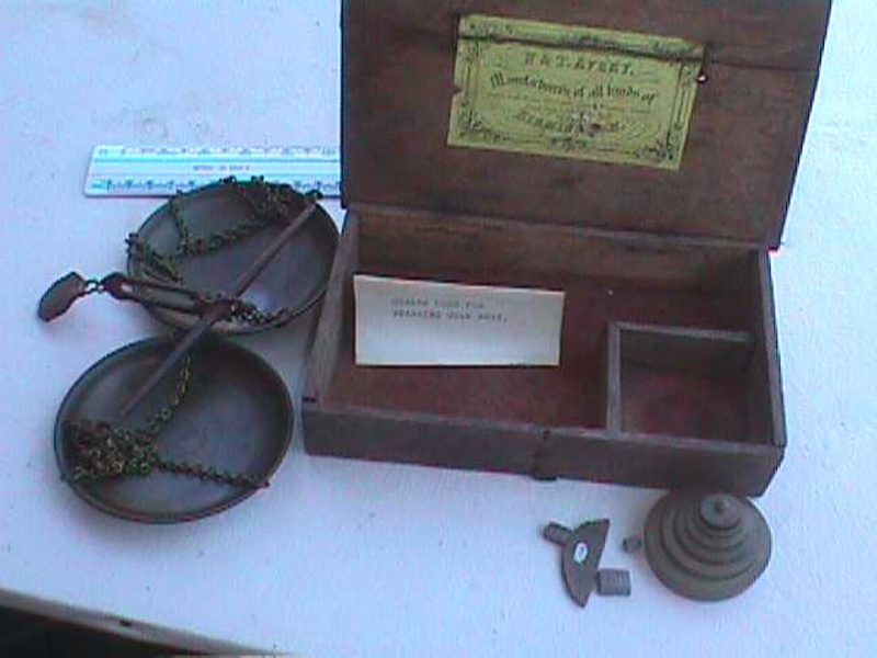 Scales, weigh gold, set in wooden case with hinged lid; W & T Avery ...