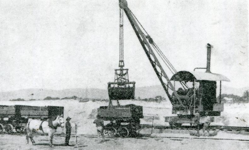 Townsville Harbour train and bucket crane loading rail cart ...