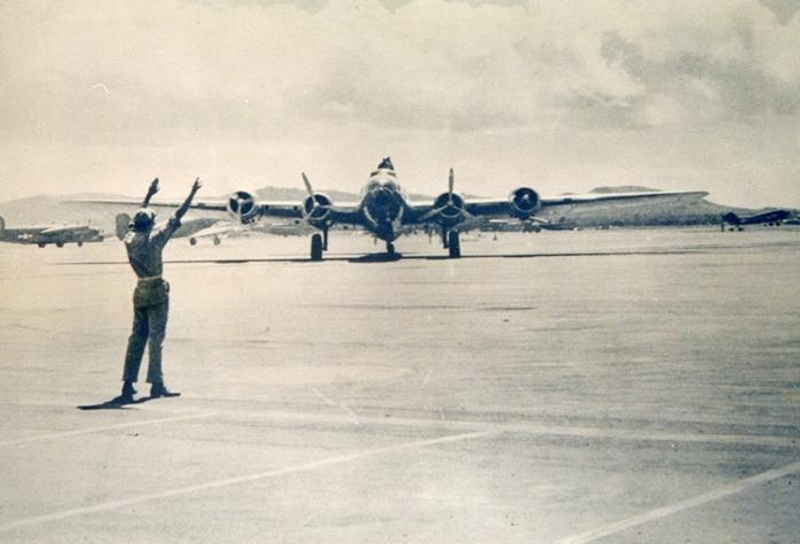 General Douglas MacArthur's aircraft "Bataan" arriving in Garbutt ...