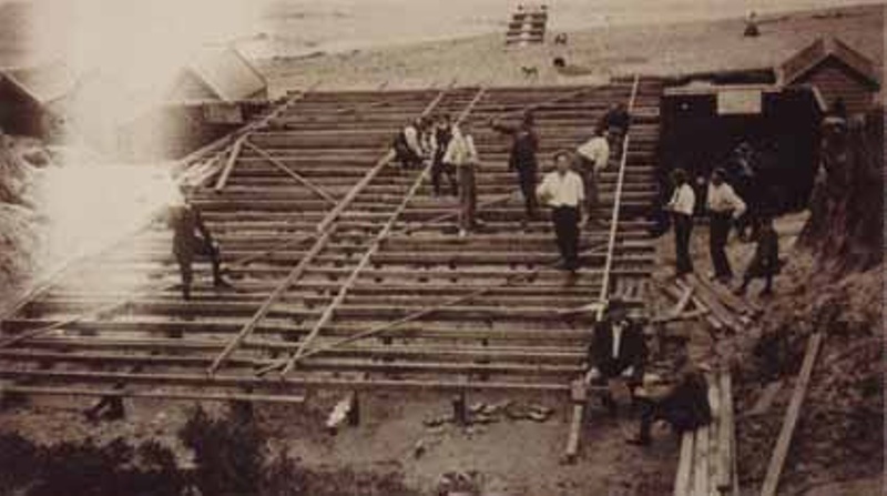 Building the Sandringham Life Saving Club.; 1922; P1410 | eHive