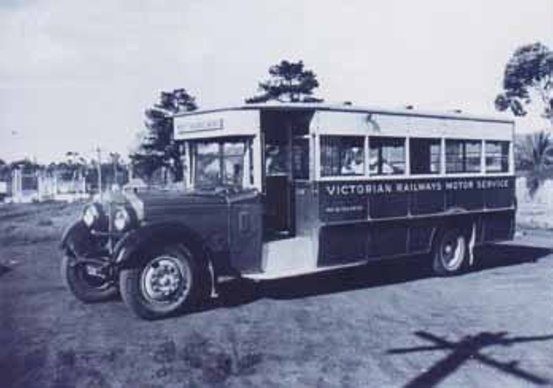Bus : white chassis Newport Lady no. 24; betw. 1927 and 1941; P1099 | eHive