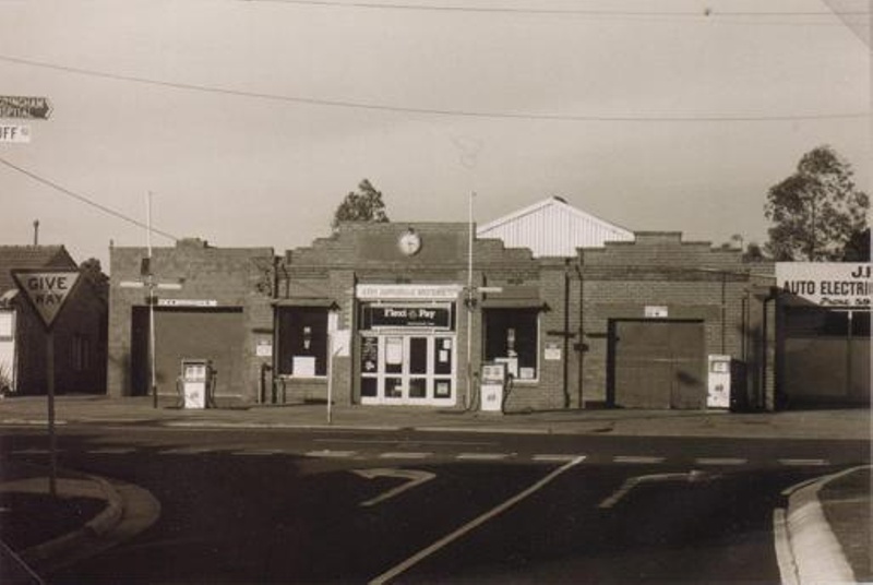 Peter Johnstone Motors in Bluff Road, Sandringham; 1988 Jun. 6; P0840 ...