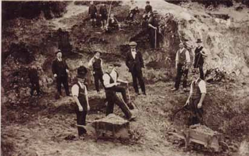 Building the Sandringham Life Saving Club.; 1922; P1408 | eHive