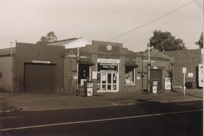 Peter Johnstone Motors in Bluff Road, Sandringham; 1988 Jun. 6; P0841 ...